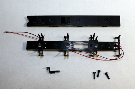 Underframe w/Contacts and Metal Base ( HO GS4 4-8-4 SV ) [H508X-00T01 ...